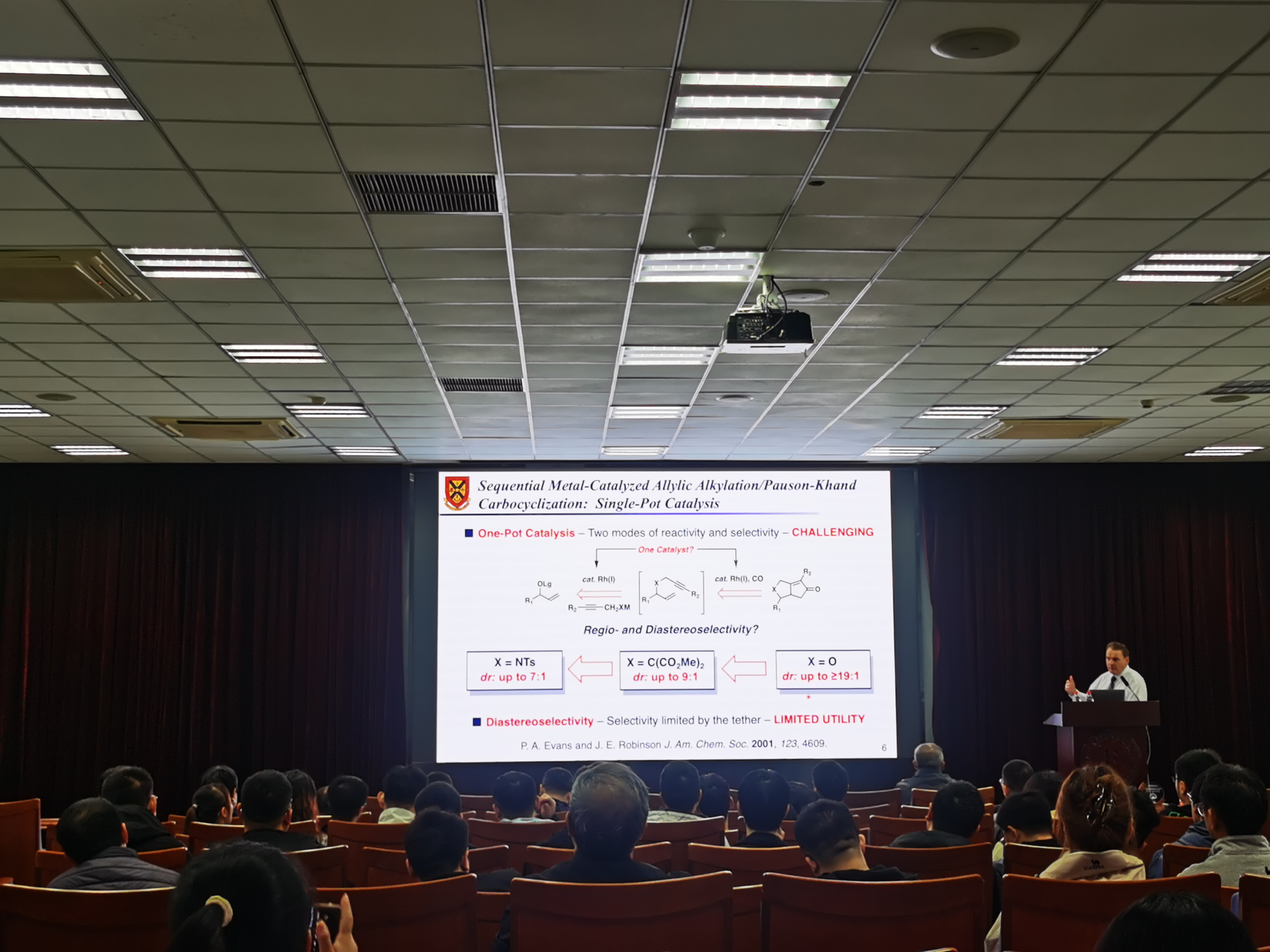 P. Andrew Evans教授在南开大学有机新物质创造前沿讲座做专题报告